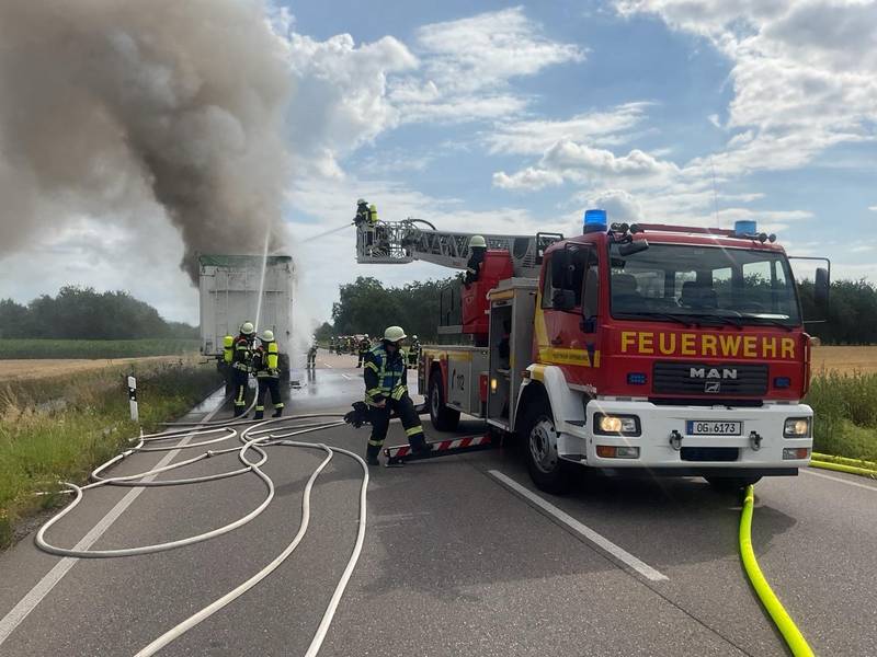 LKW-Brand auf der Bundesstraße